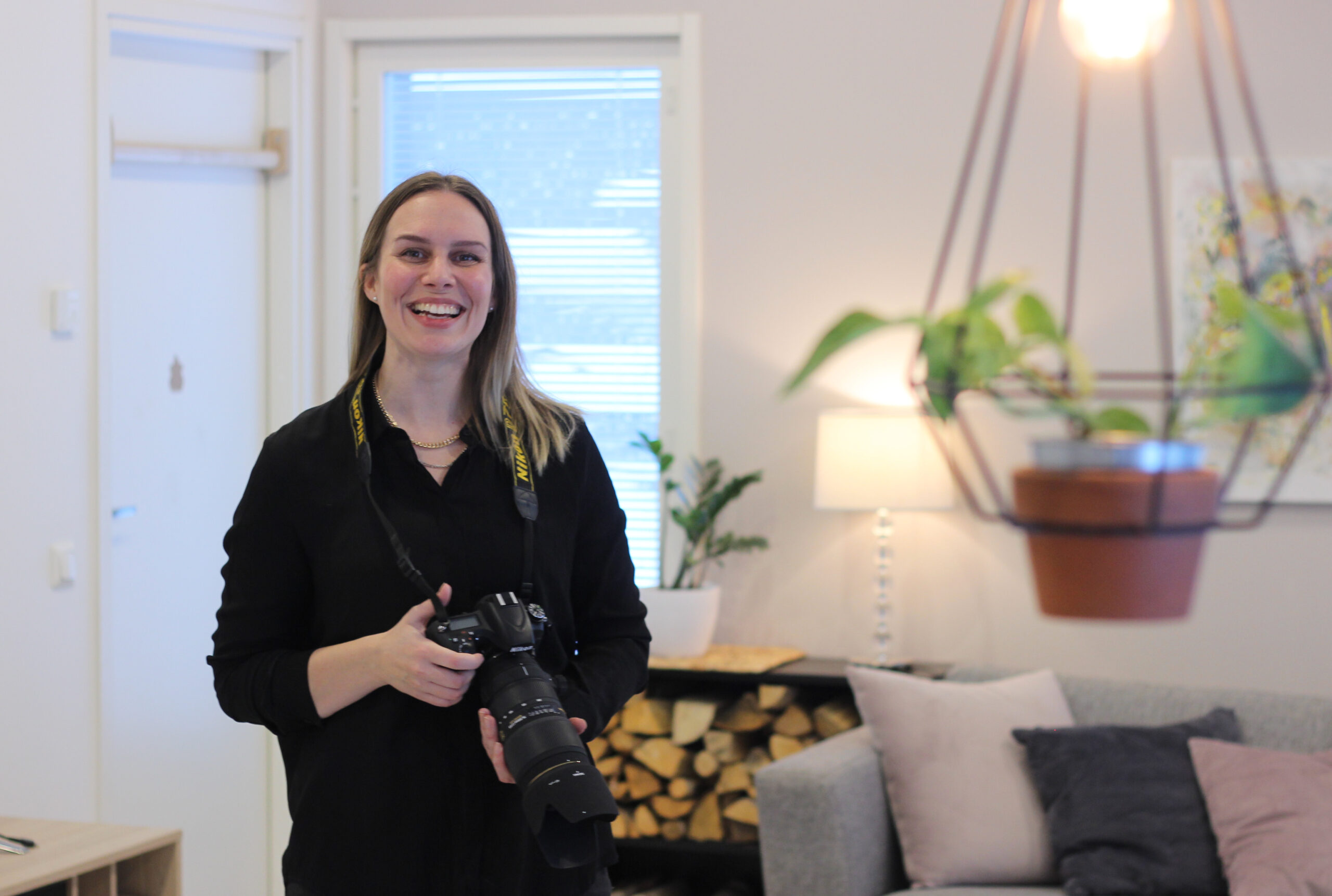 Outi Järvelä haluaa ikuistaa kuviin ihmisten olemuksen – "Minulle on hirveän tärkeää asiakkaiden ...